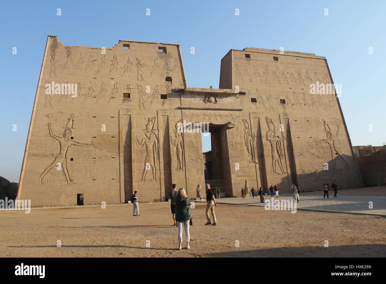 Edfu Tempel des Horus in Edfu Stadt am Nil Stockfotografie - Alamy