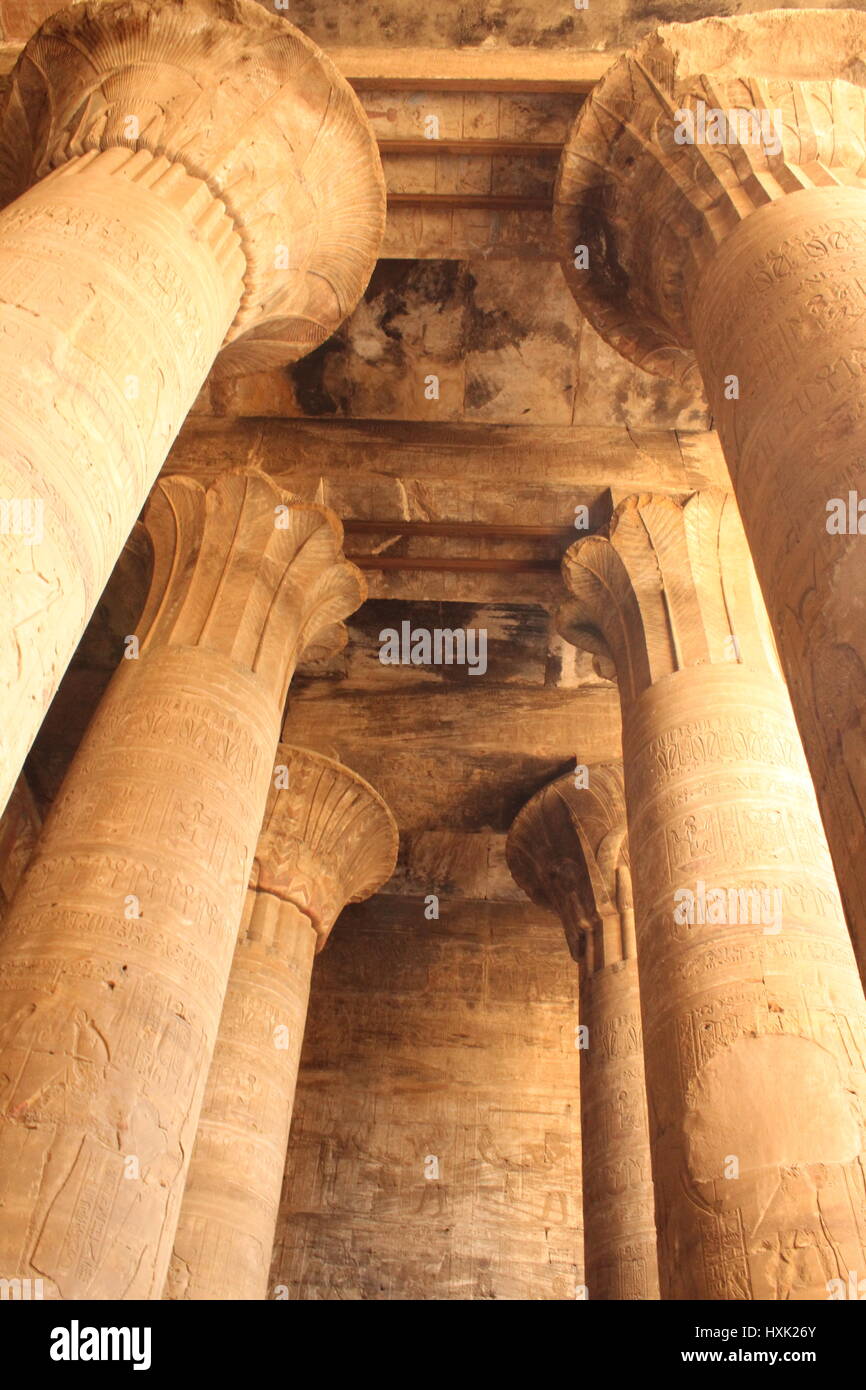 Edfu Tempel des Horus in Edfu Stadt am Nil Stockfotografie - Alamy