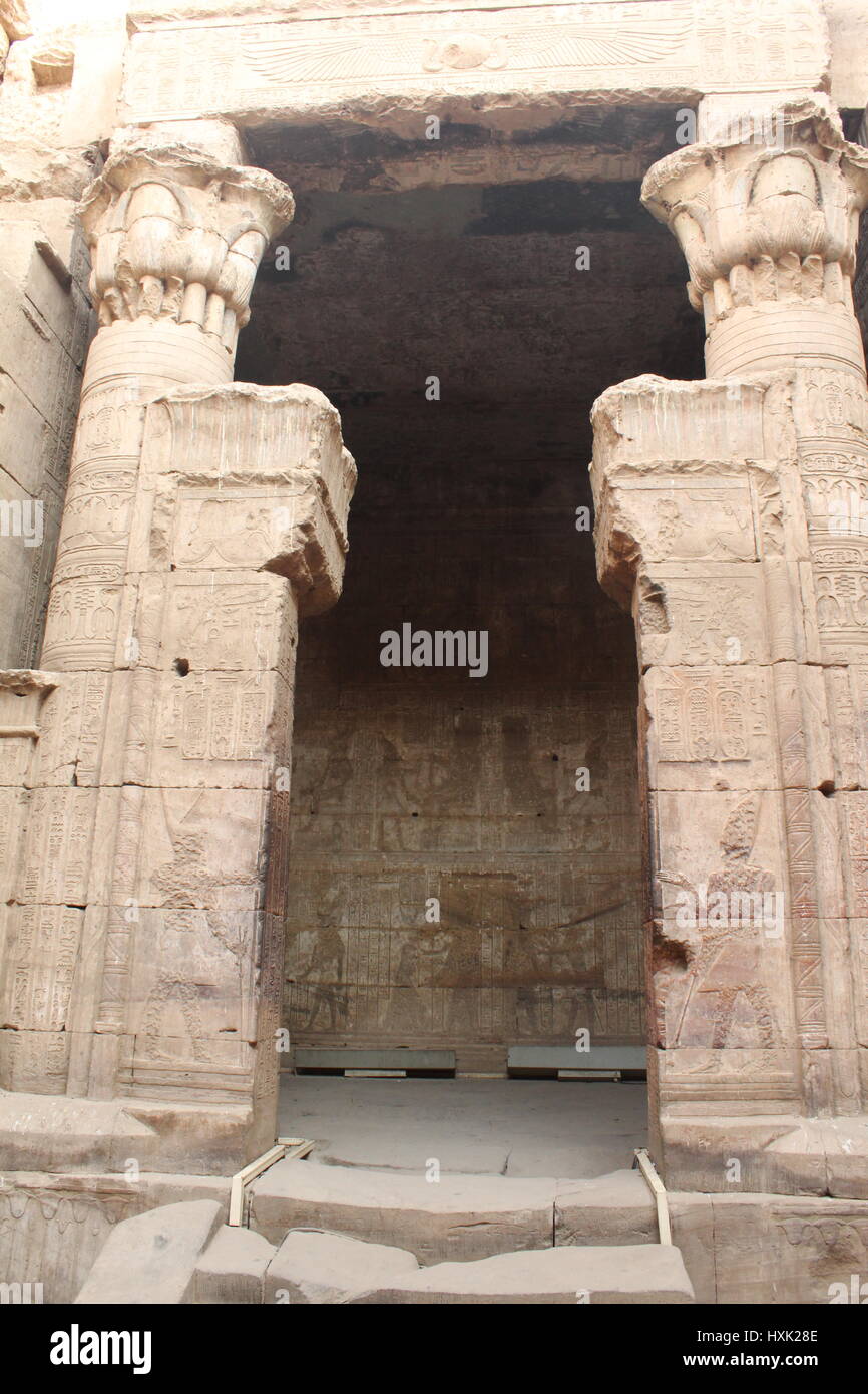 Edfu Tempel des Horus in Edfu Stadt am Nil Stockfotografie - Alamy