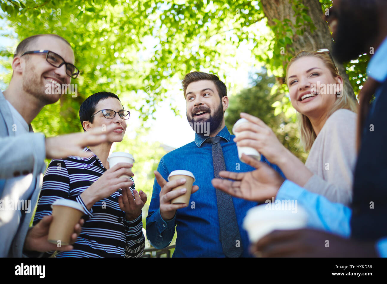 Kaffeepause mit Kolleginnen und Kollegen haben Stockfotografie - Alamy
