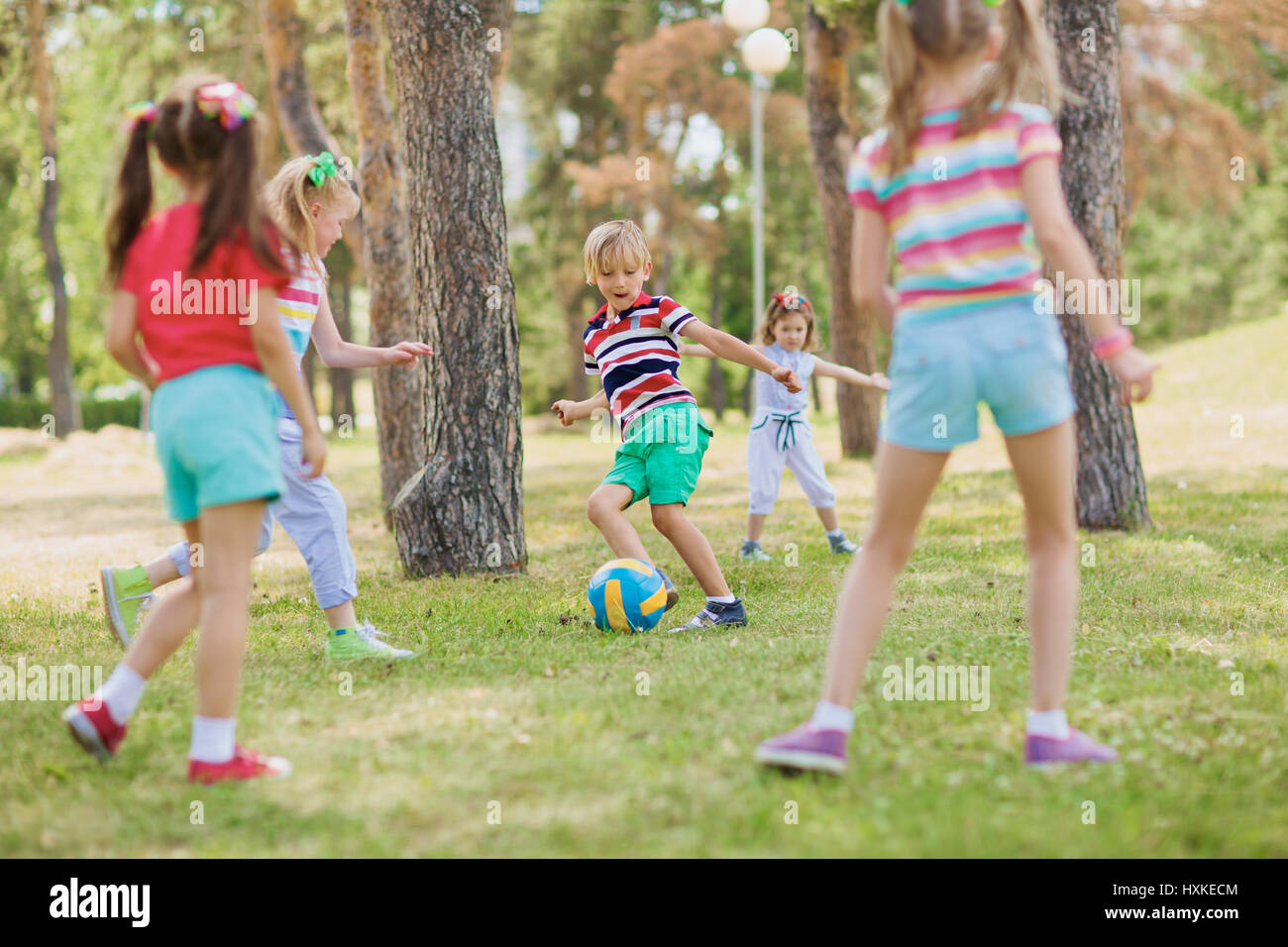 Kinder spielen Fußball Stockfotografie - Alamy