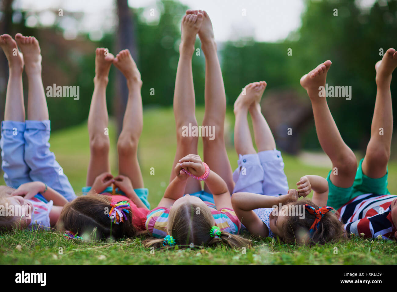 Kinder barfuß grün -Fotos und -Bildmaterial in hoher Auflösung – Alamy