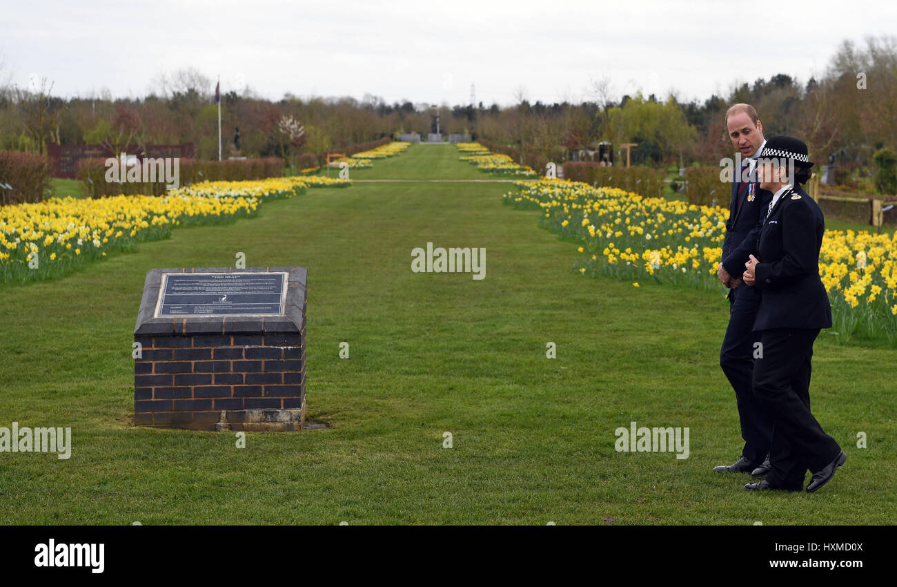 Der Duke of Cambridge geht mit Staffordshire Polizei Chief Constable ...