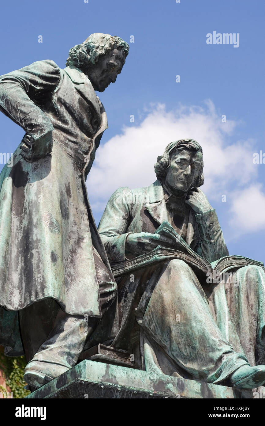 Deutschland, Hessen, Hanau, Gebr? der-Grimm-Denkmal auf dem Marktplatz ...