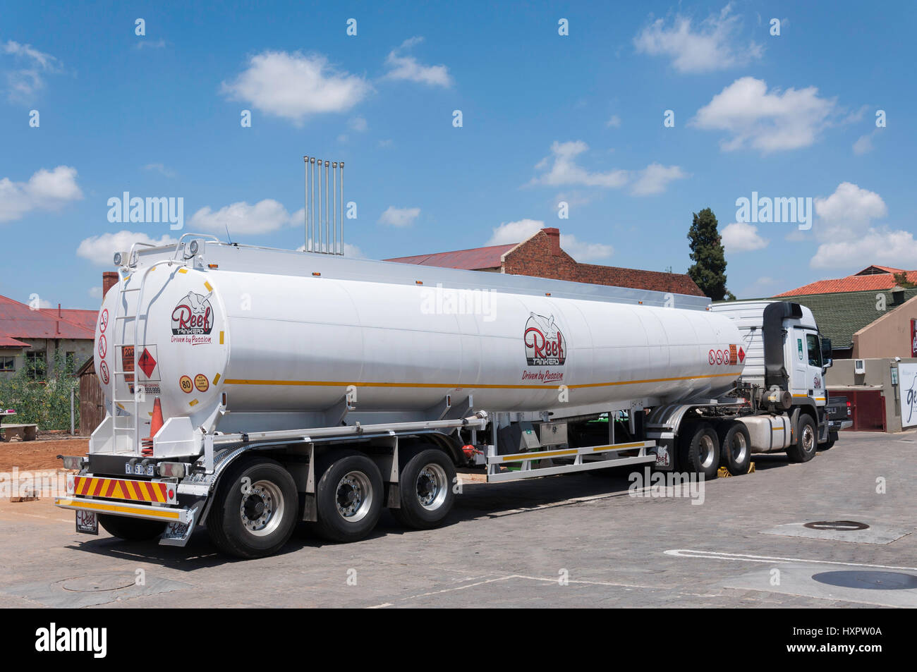 Petrol tanker -Fotos und -Bildmaterial in hoher Auflösung – Alamy