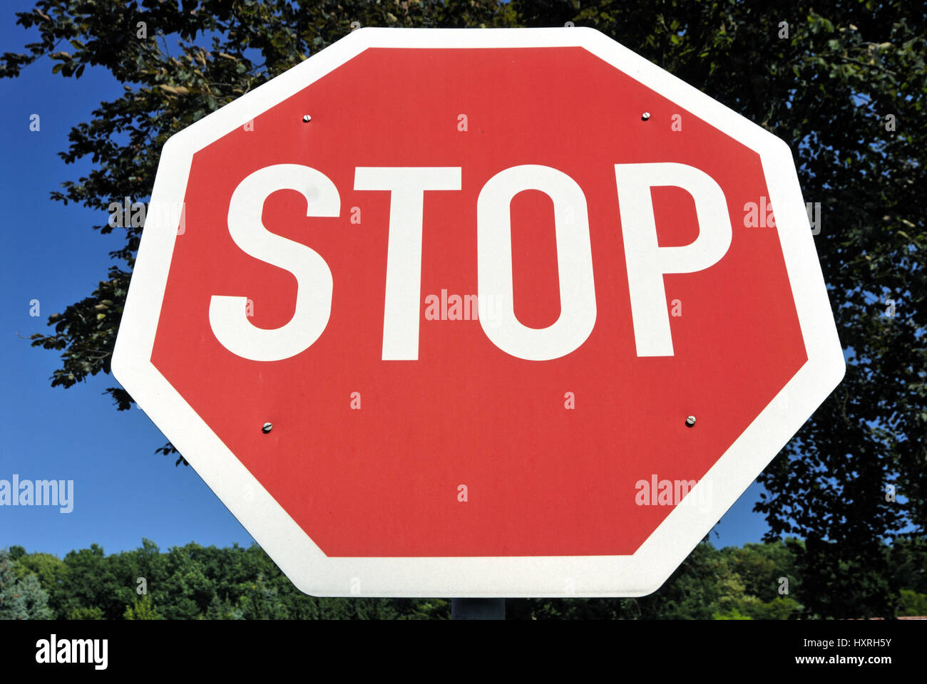 Rotes verkehrsschild -Fotos und -Bildmaterial in hoher Auflösung – Alamy