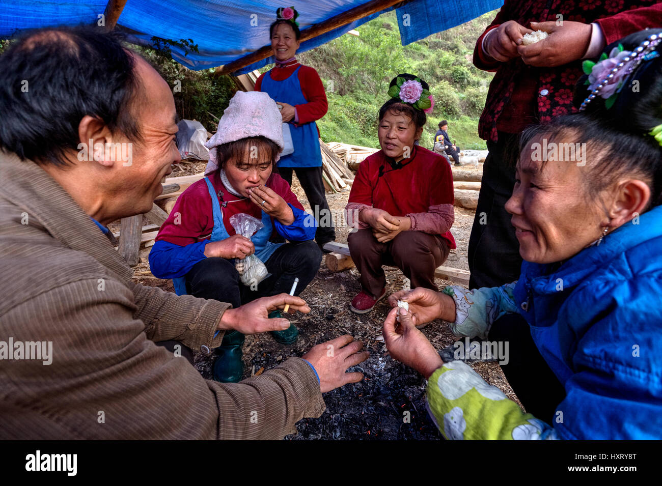 Dorfbewohner sitzen -Fotos und -Bildmaterial in hoher Auflösung – Alamy