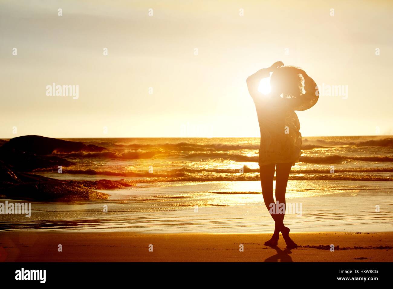 Junge frau von hinten elegant -Fotos und -Bildmaterial in hoher Auflösung – Alamy