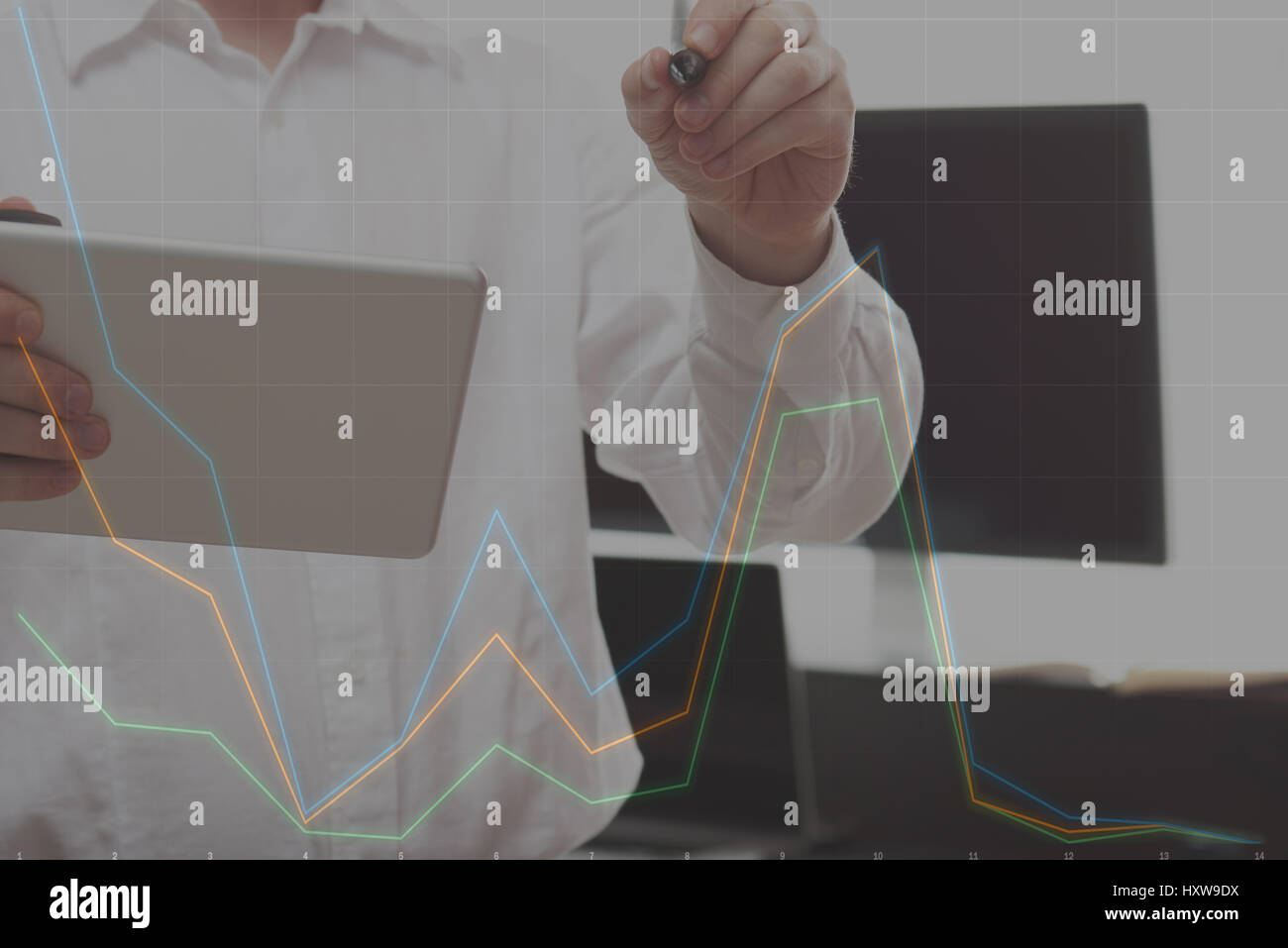 Business Plan Grafik machen auf virtuelle Brett. Mann, die bunte Grafik ...