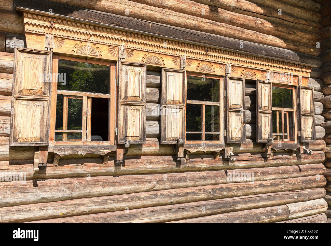 Die traditionelle ländliche russische alte Architektur. Windows ...