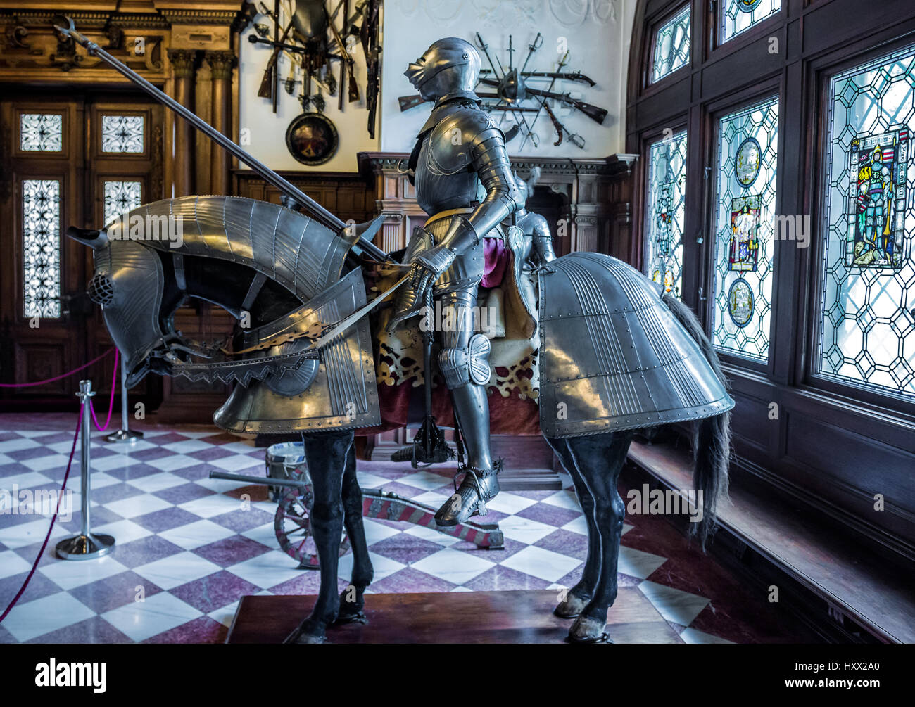 Volle Ritter und Pferd Rüstung im Grand Armory Hall in Peles Schloss ...