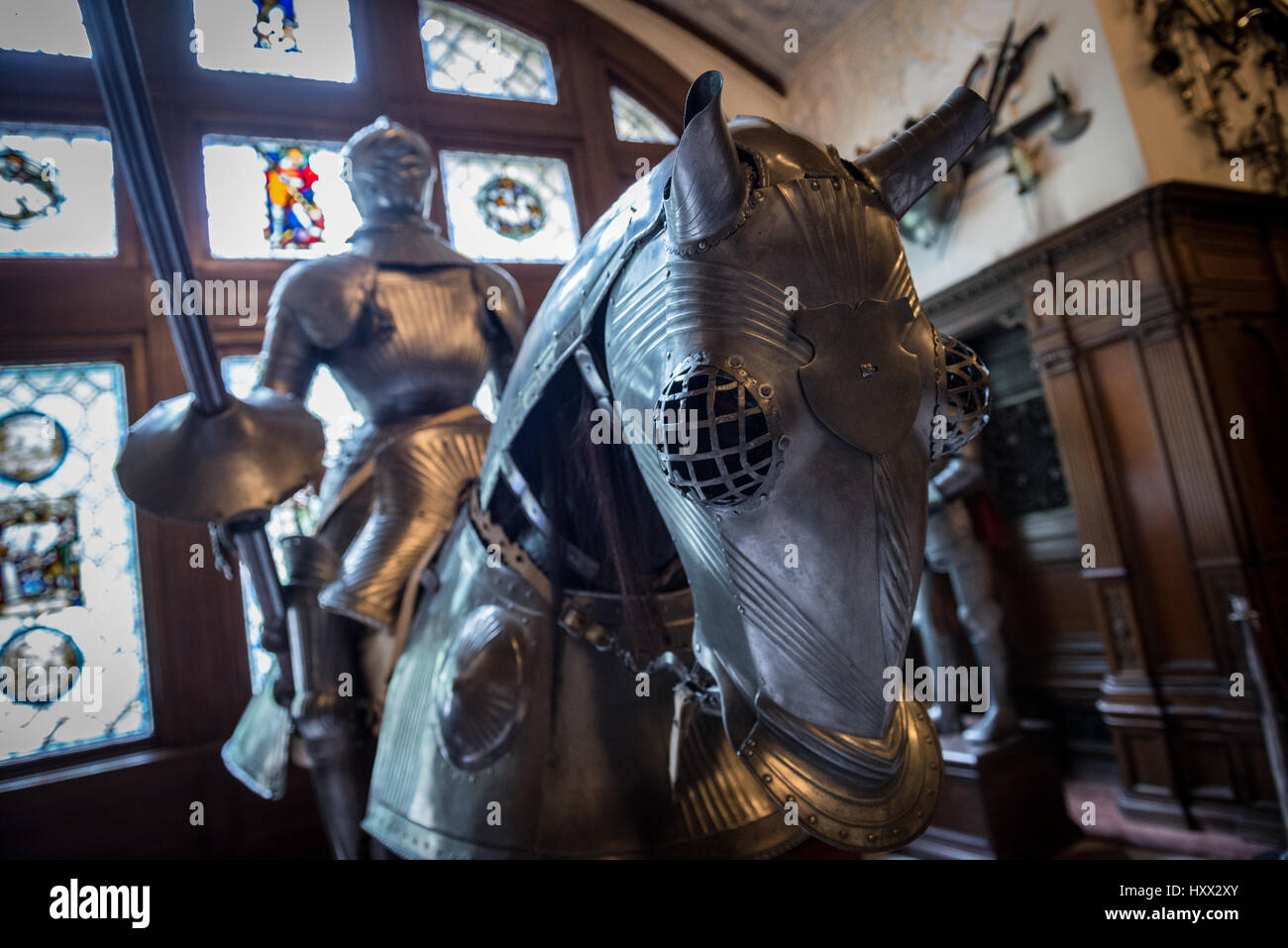 Volle Ritter und Pferd Rüstung im Grand Armory Hall in Peles Schloss ...