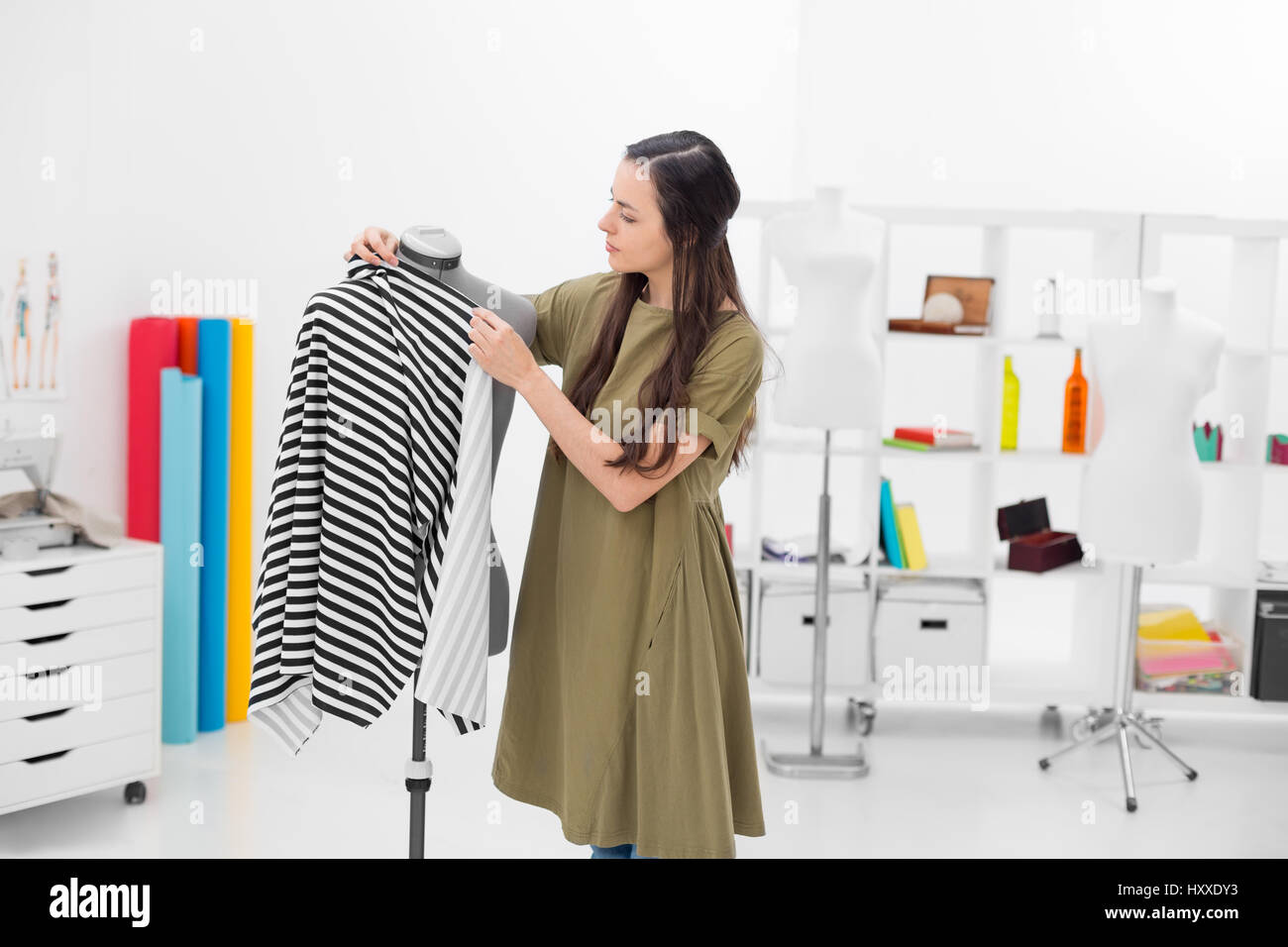 junge Mode-Designer Stoff auf Mannequin anpassen Stockfotografie - Alamy