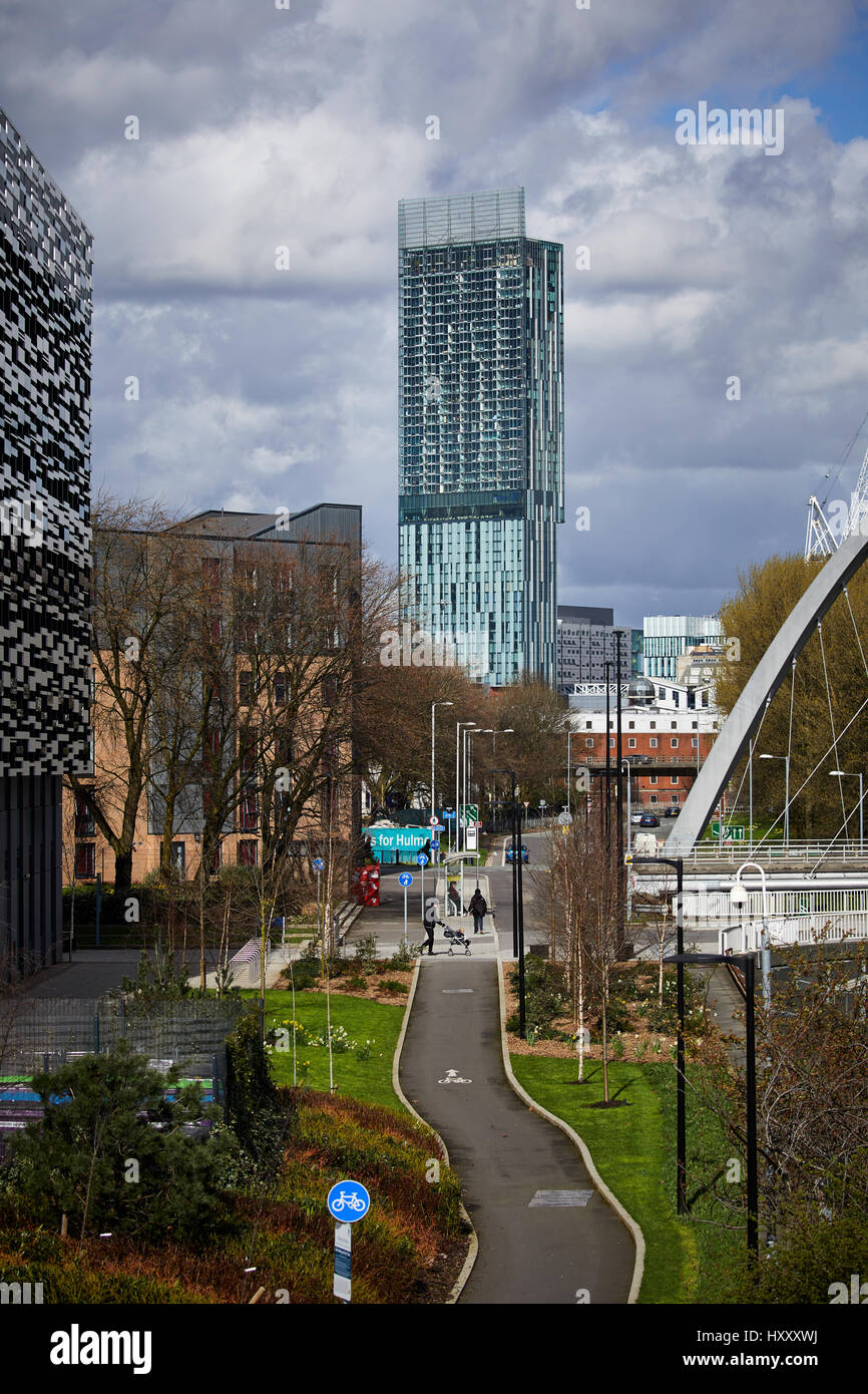 Hulme Arch und MMU moderne Universität Campus Frames der Skyline und ...