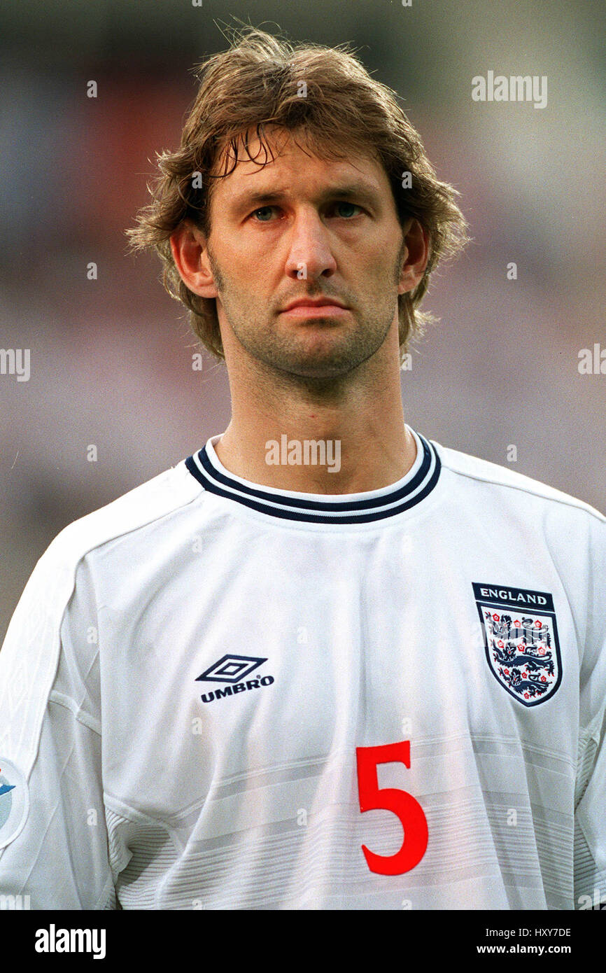 TONY ADAMS ENGLAND & ARSENAL FC 12. Juni 2000 Stockfotografie - Alamy