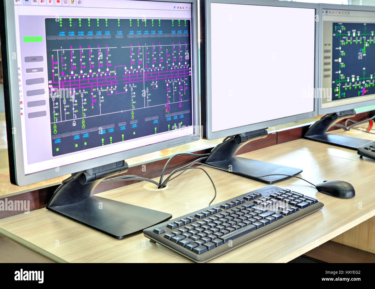 Computer und Monitore mit Schaltplan für Aufsichts-, Steuerung und ...