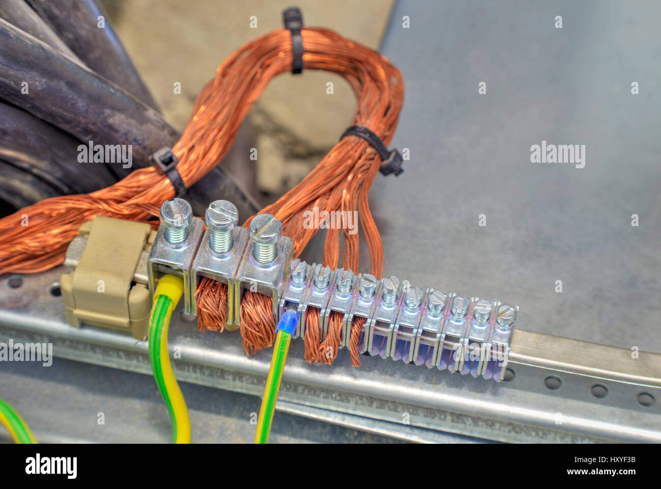 Erdung von Klemmen und Kabel im industriellen elektrischen ...