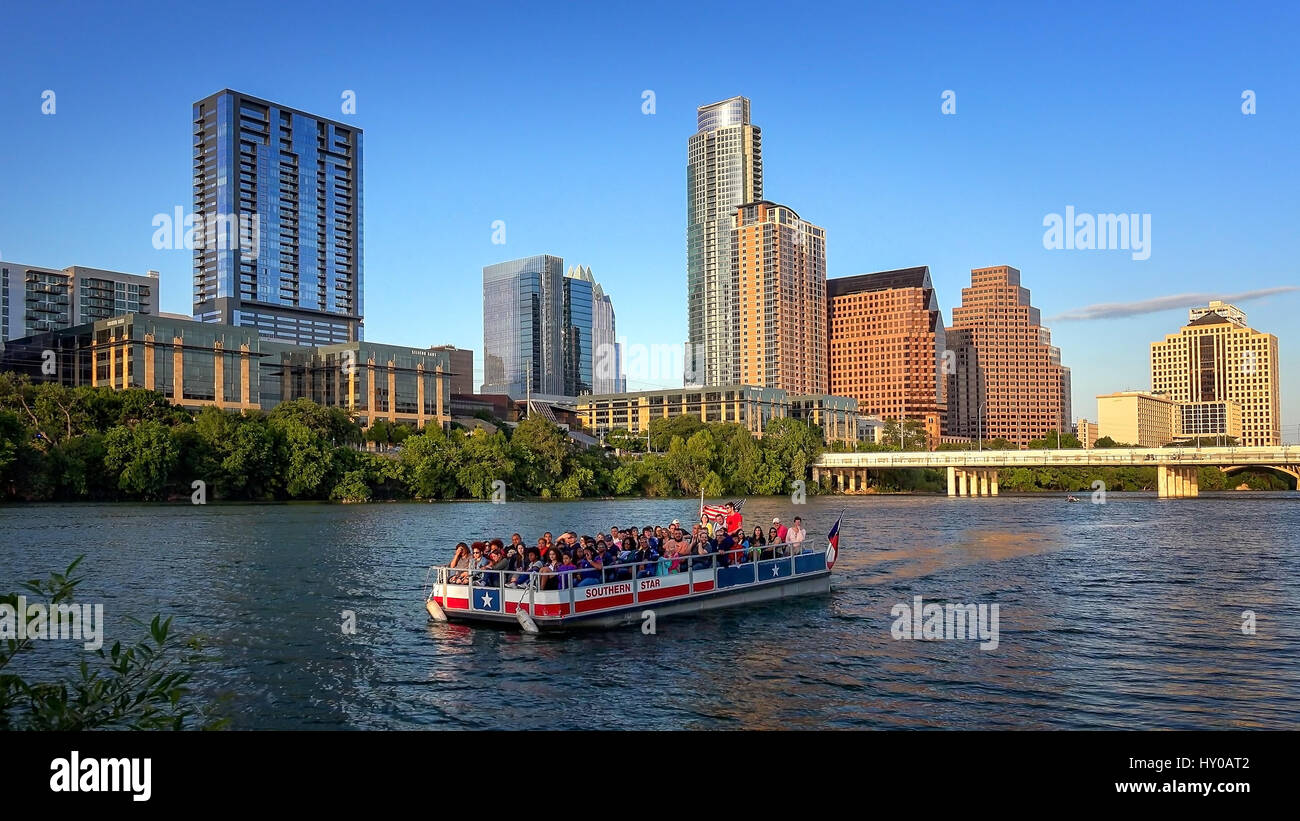 Austin, Texas-Skyline und Tour-Boot voller Touristen auf dem Colorado ...