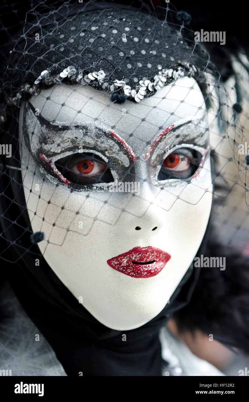 Bizarre mask -Fotos und -Bildmaterial in hoher Auflösung – Alamy