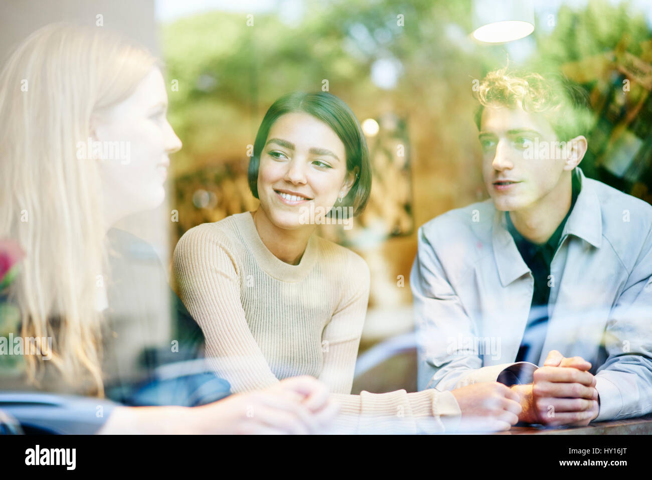 Freunde unterhalten -Fotos und -Bildmaterial in hoher Auflösung – Alamy