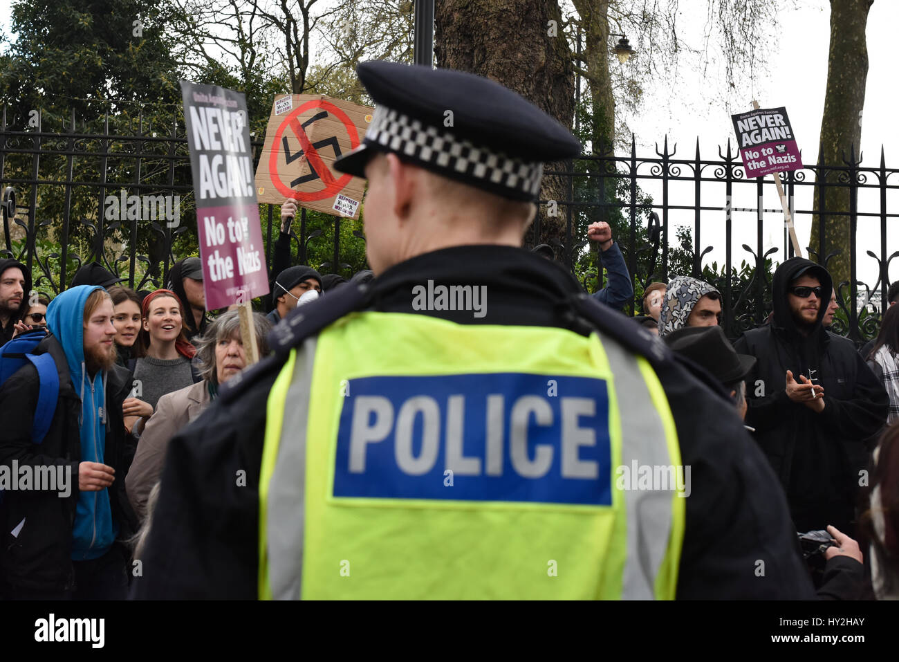 Far right march -Fotos und -Bildmaterial in hoher Auflösung – Alamy