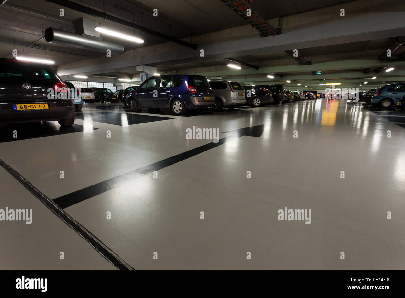 Bodenmarkierungen in einen neuen indoor-Auto-Parkplatz Stockfotografie ...