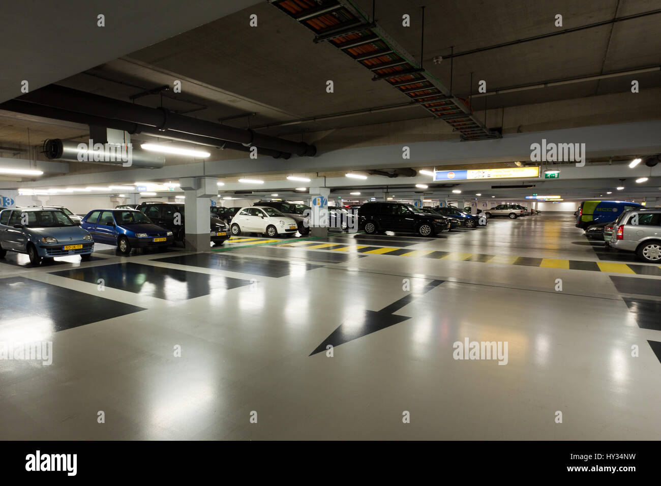 Tiefgarage drinnen -Fotos und -Bildmaterial in hoher Auflösung – Alamy