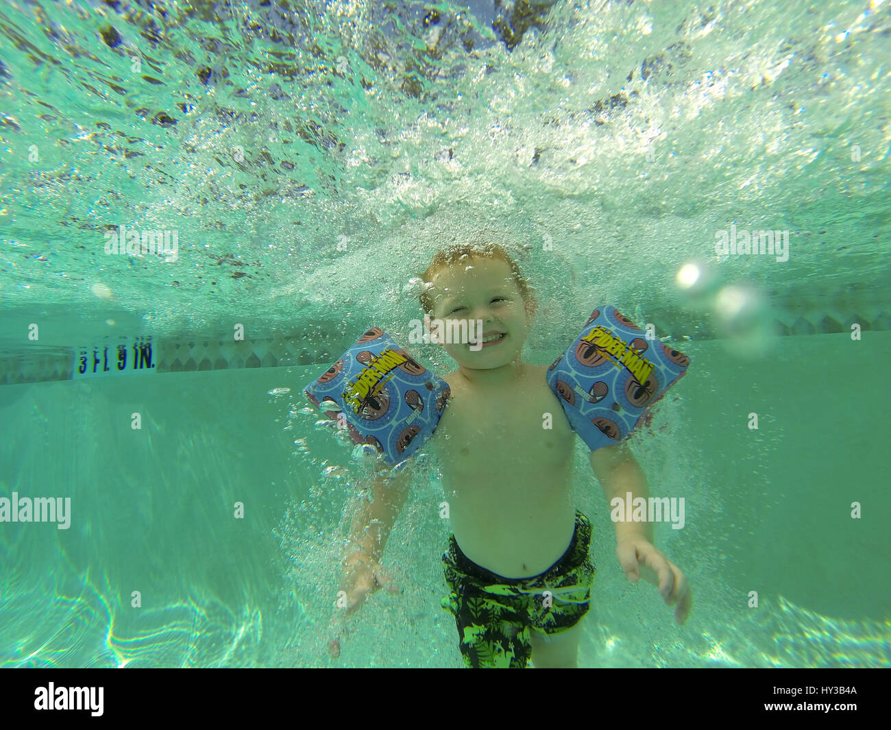 Unterwasserjunge und mädchen -Fotos und -Bildmaterial in hoher ...