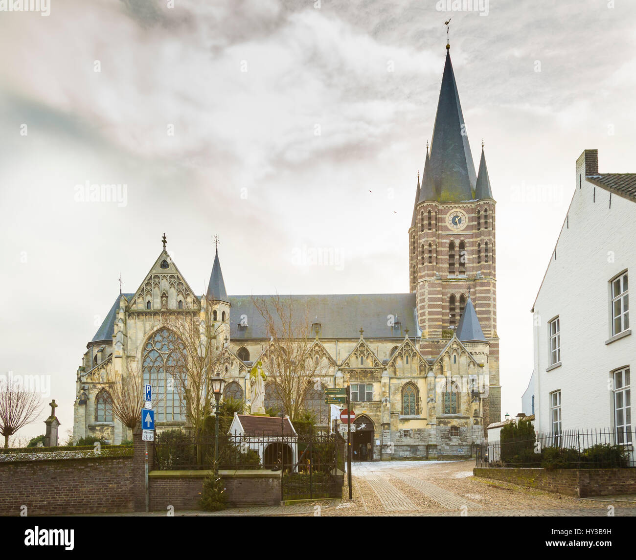 Straße mit Kirche im Hintergrund in der historischen Altstadt von Thorn ...