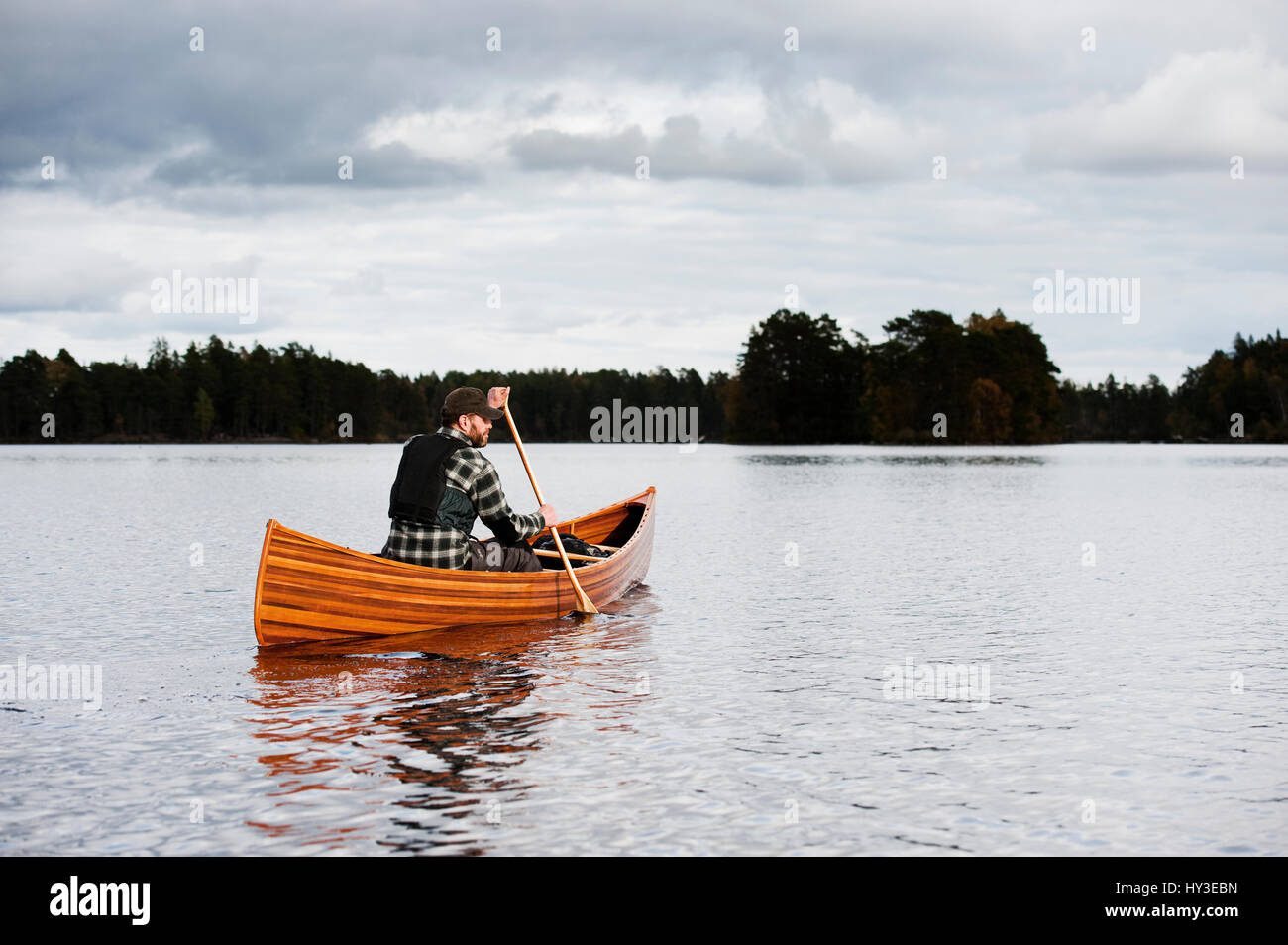 Skandinavien boot see wald -Fotos und -Bildmaterial in hoher Auflösung ...