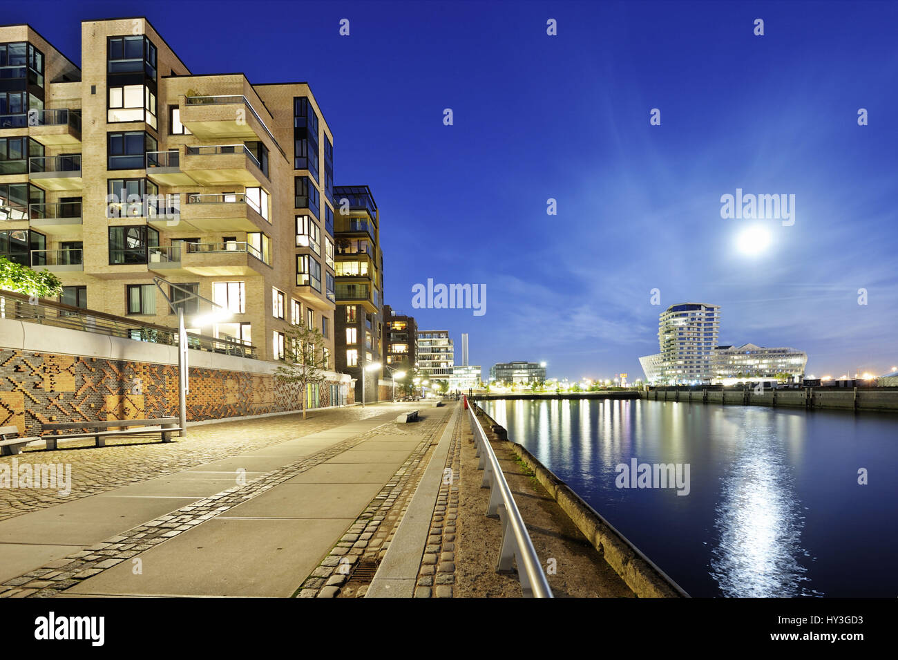 Dalmannkaipromenade und Imperial Kai in der Hafenstadt in den Abend ...