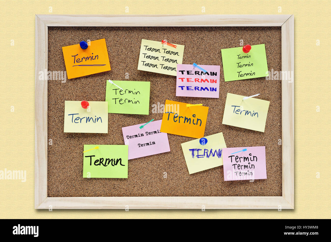 Farbige zettel -Fotos und -Bildmaterial in hoher Auflösung – Alamy