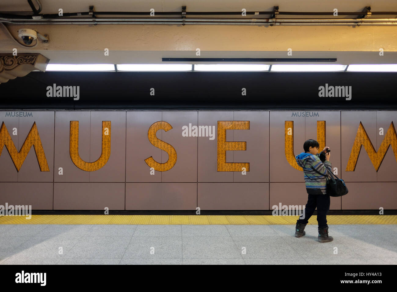 Asian Boy Fotografieren im Museum U-Bahnstation Plattform/Metro Station ...