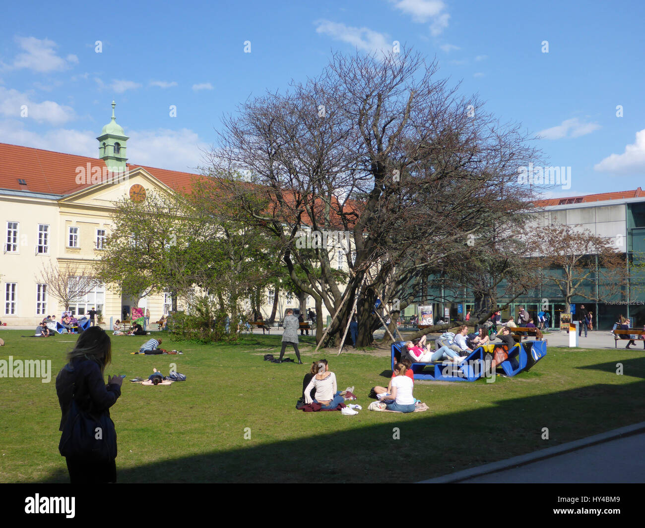 Schüler liegen auf Wiese an Altes Allgemeines Krankenhaus (Altes AKH ...