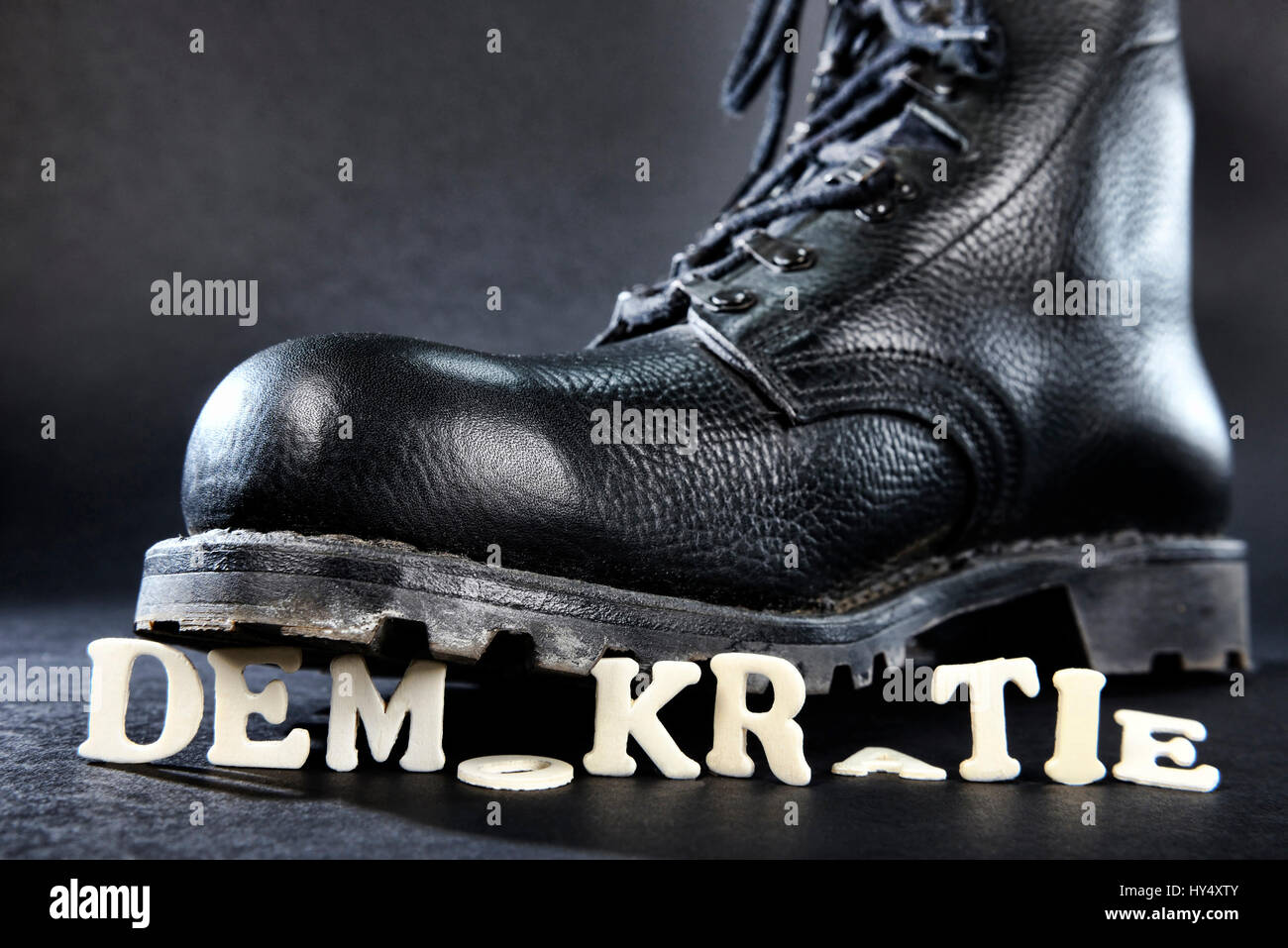 Jumper Boot auf Demokratie Schlaganfall, Rechtsextremismus ...