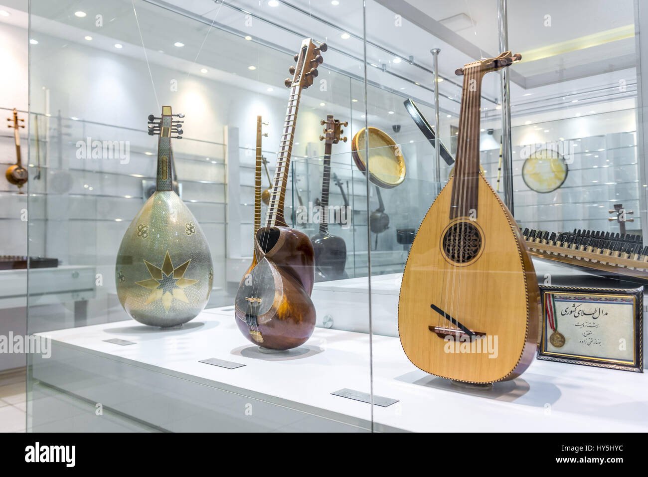 Tar iranische musik instrument -Fotos und -Bildmaterial in hoher ...