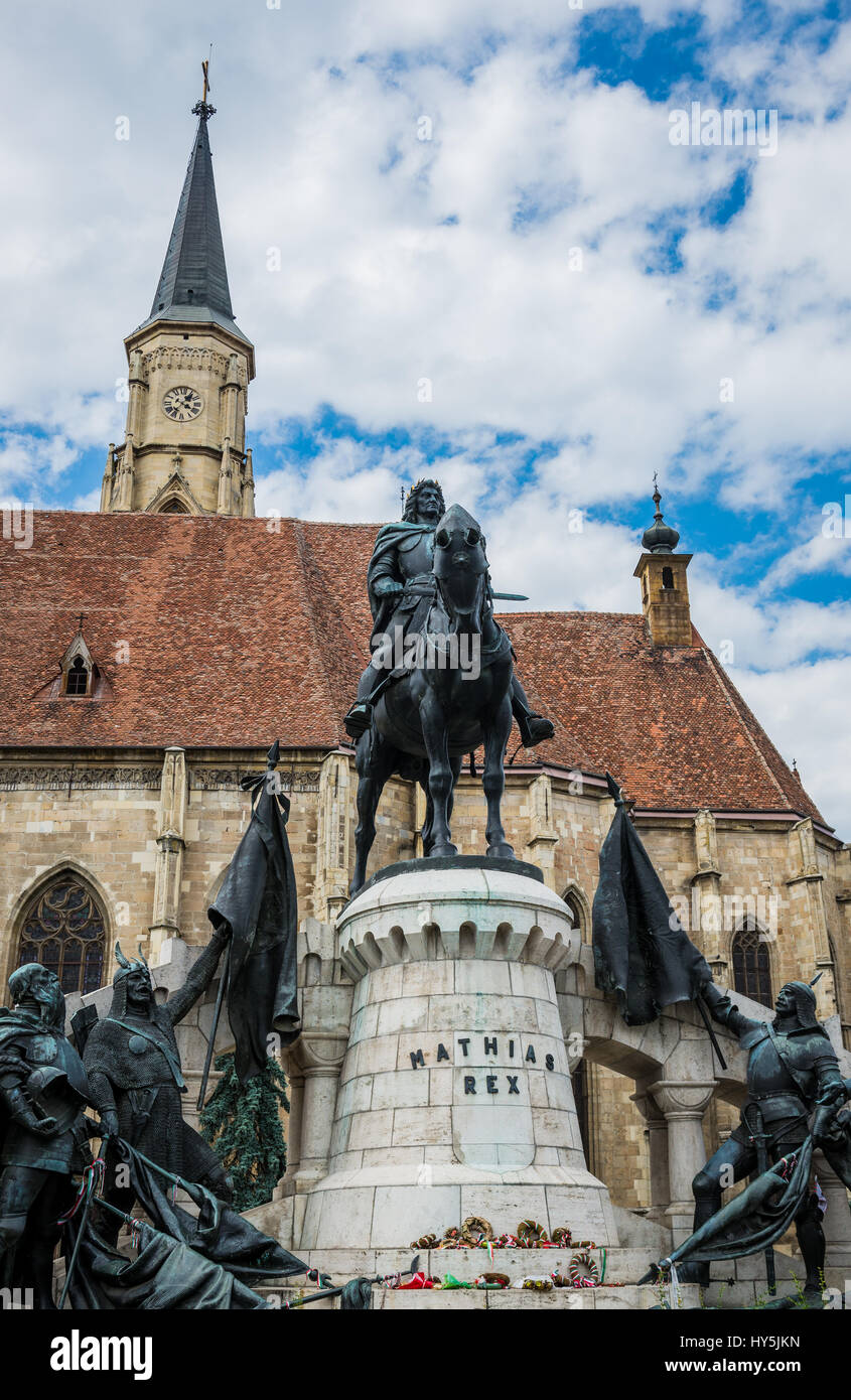 Denkmal von Matthias Corvinus befindet sich vor der gotischen Kirche ...