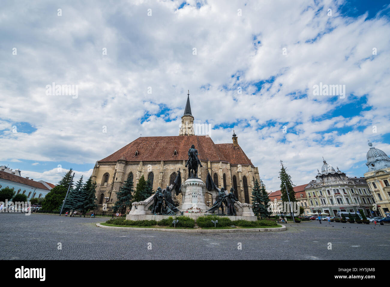 Gotische römisch-katholische Kirche Saint Michale und Denkmal von ...