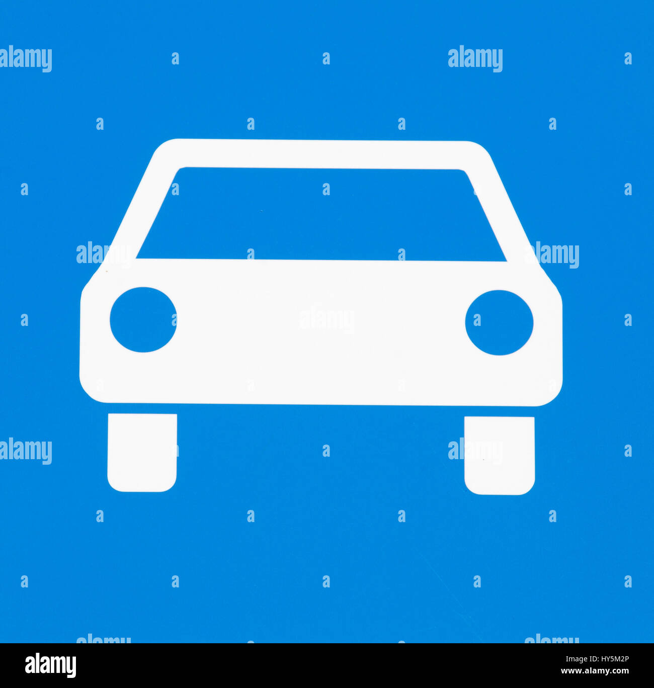 Verkehrszeichen weißes Auto Stockfotografie - Alamy