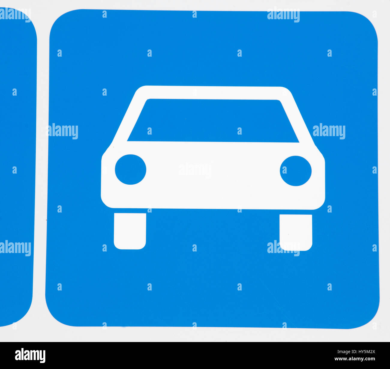 Verkehrszeichen weißes Auto Stockfotografie - Alamy