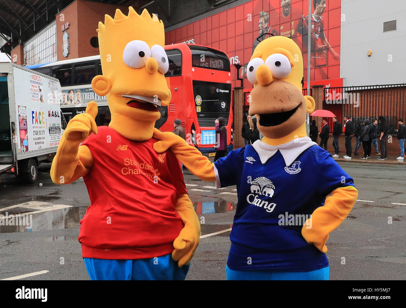 Fans verkleidet als Bart und Homer Simpson vor der Premier-League-Spiel ...