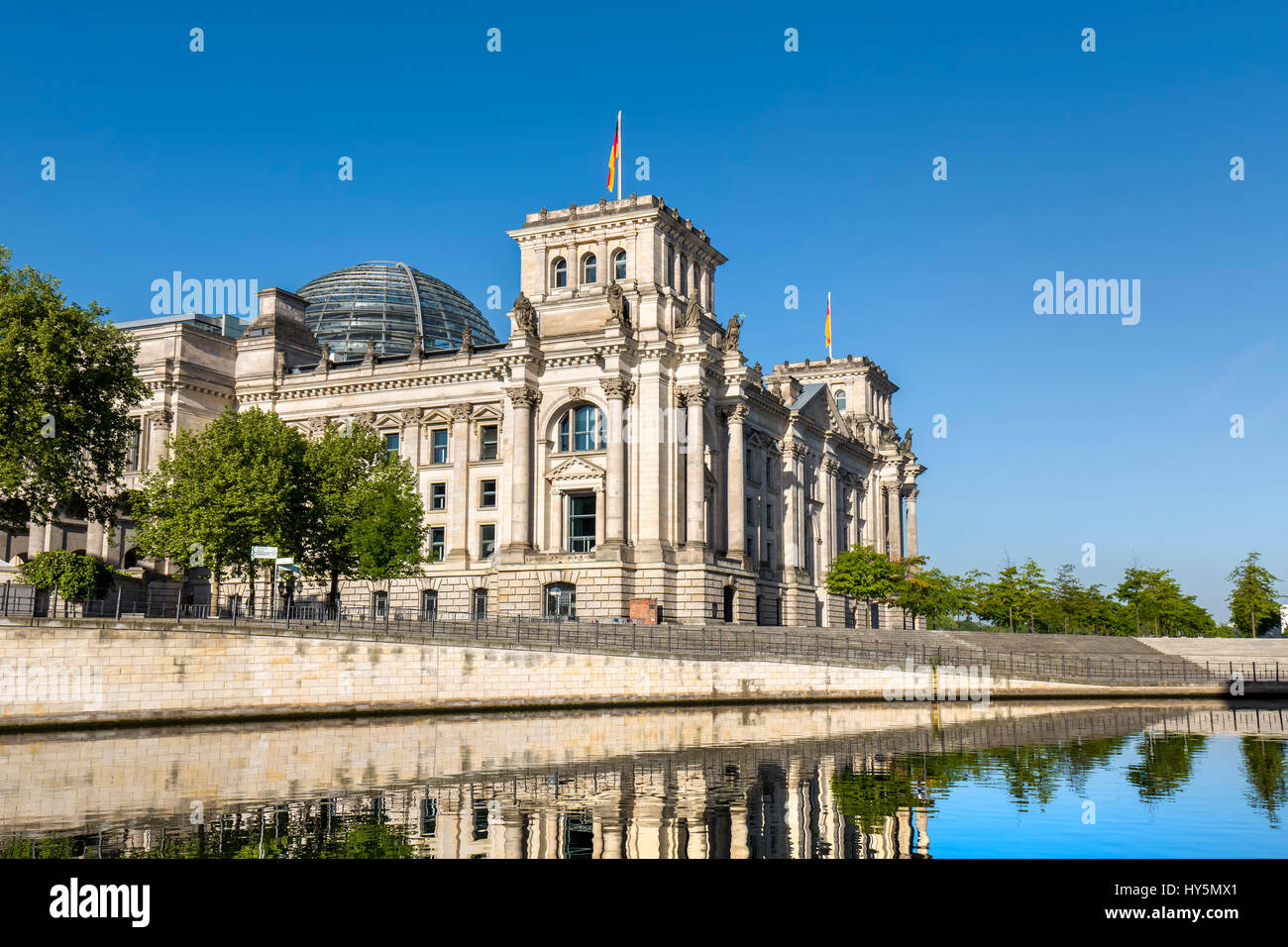 Reichstag am Fluss Spree, Regierungsviertel, Berlin-Mitte, Berlin, Deutschland Stockfotografie ...