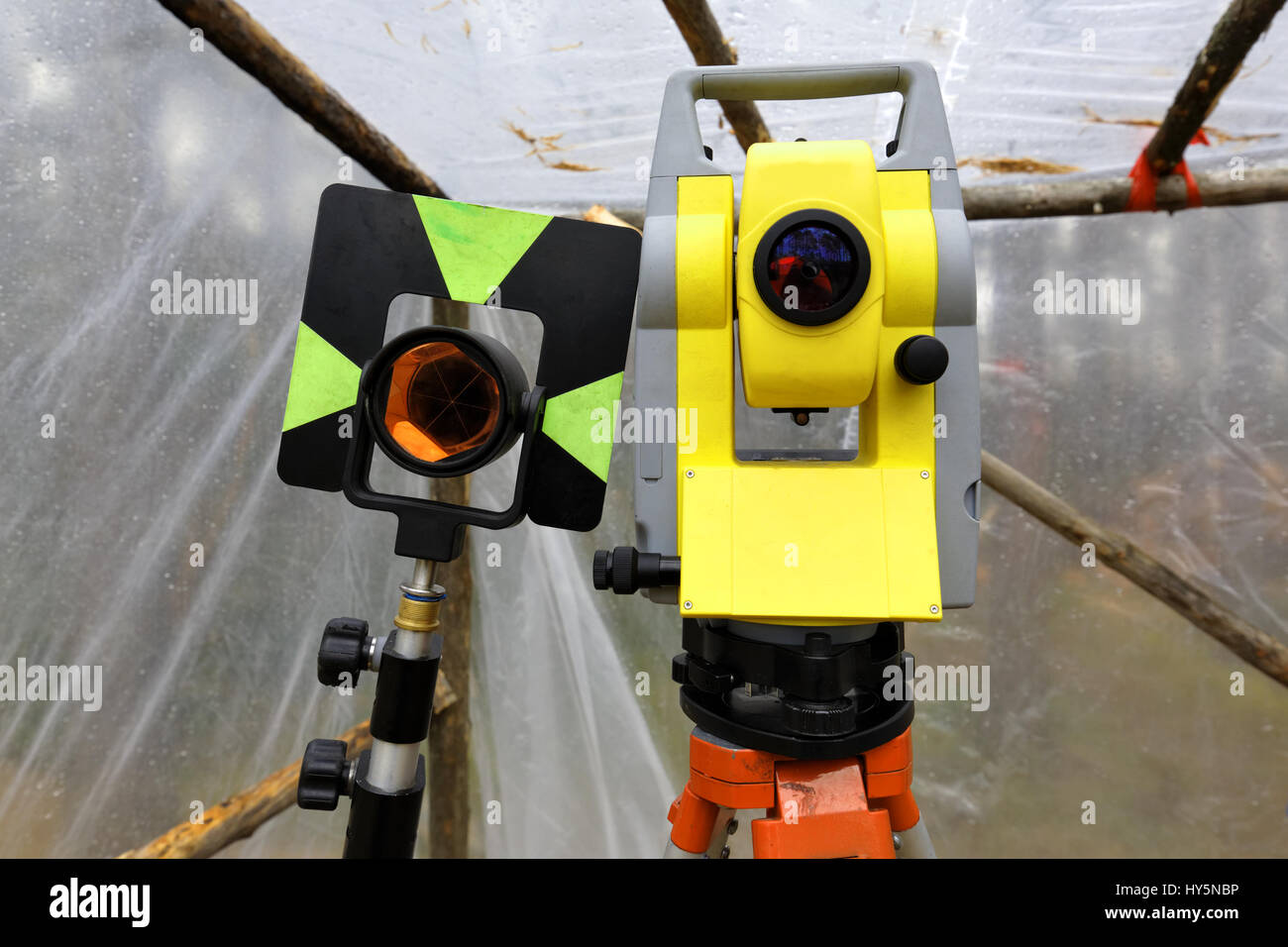 Elektronische Station und Multi-Prisma Reflektor unter dem Vordach des ...