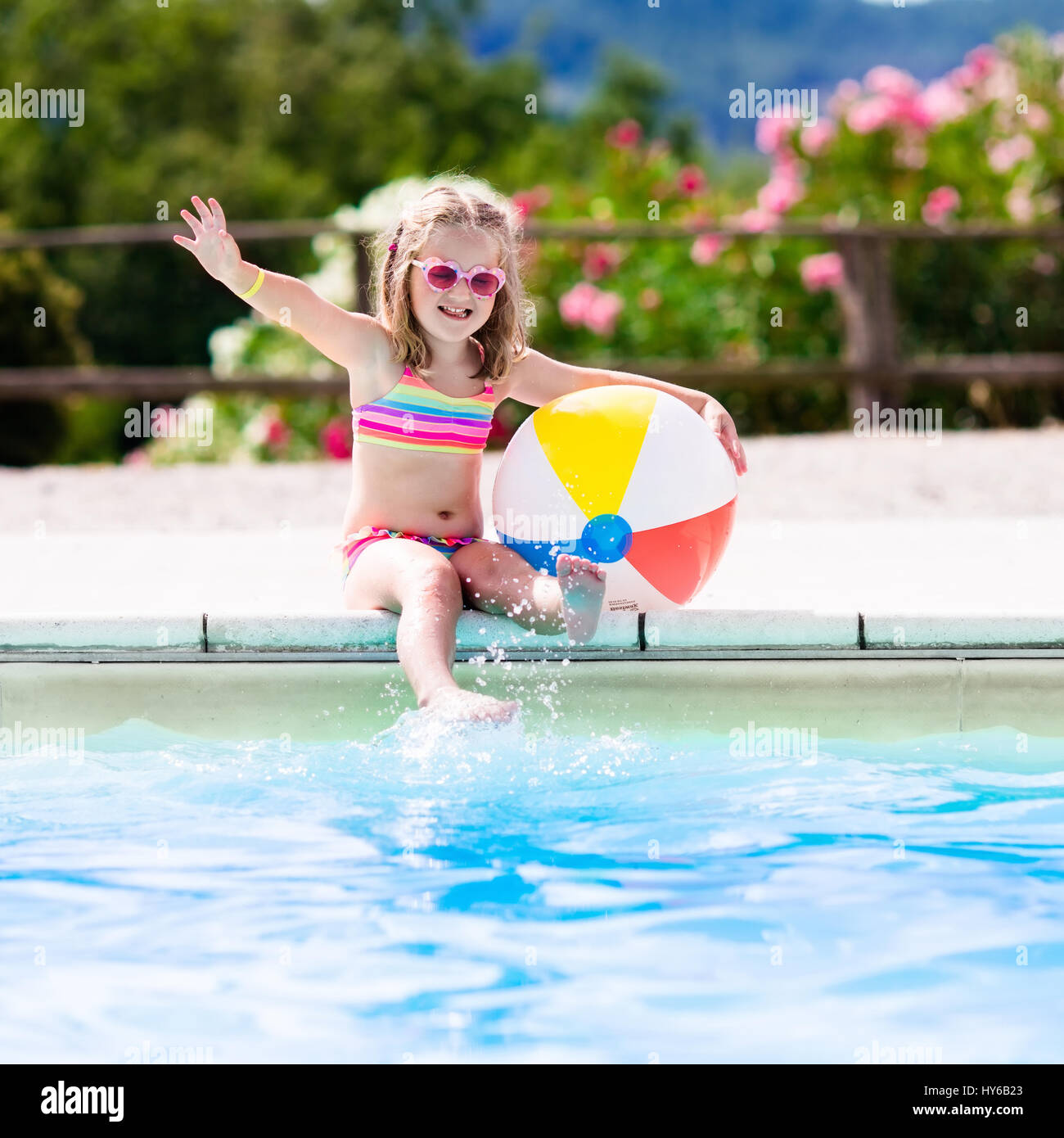 Kleine Mädchen Spielen Ball Im Freibad Sprung Ins Wasser Im