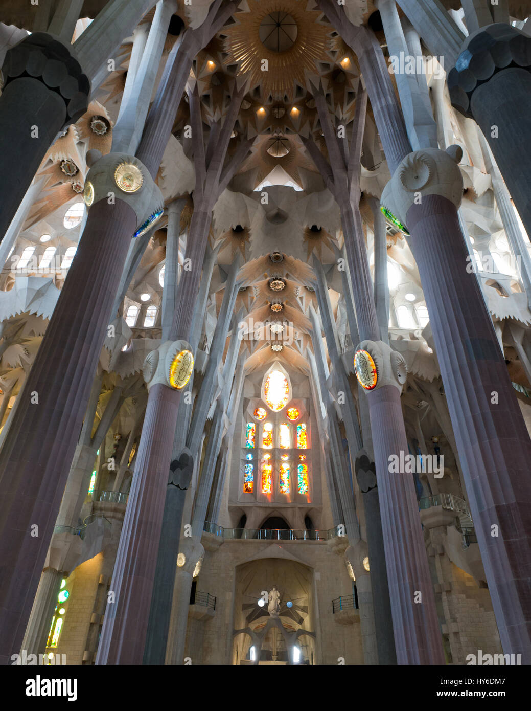 Inneren Kirchenschiff der Sagrada Família Basilika von Antoni Gaudí ...