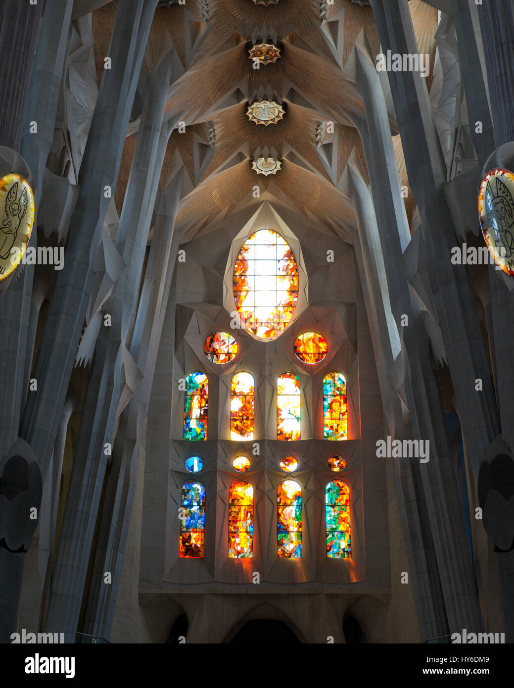 Inneren Kirchenschiff der Sagrada Família Basilika von Antoni Gaudí ...