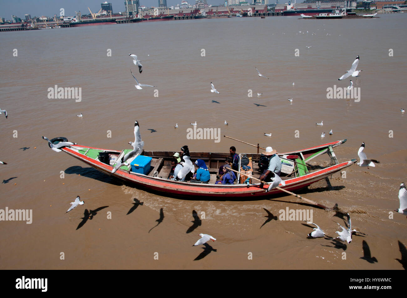 Myanmar (Burma). Yangon. Möwen und einem kleinen Boot auf dem Yangon ...