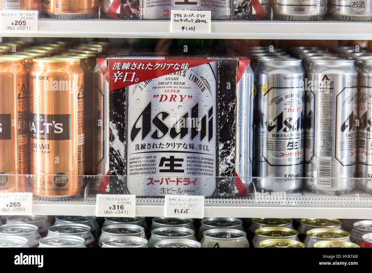 Verschiedenen Bierdosen auf Supermarkt-Regal. Kühler voller Dosen Bier ...