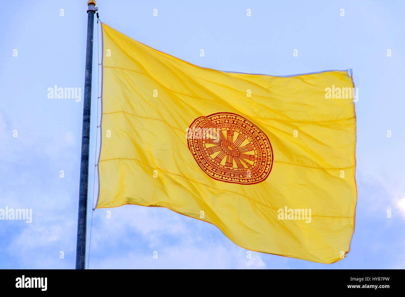 Die dhammacakka Flagge, das Symbol des Buddhismus in Thailand fliegen ...