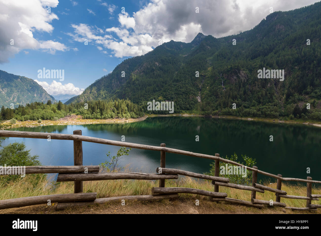 Lago di montagna con acqua verde -Fotos und -Bildmaterial in hoher Auflösung – Alamy
